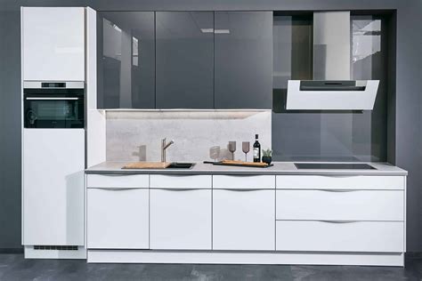 Moderne Küche mit Glasfronten ALMA Küchen
