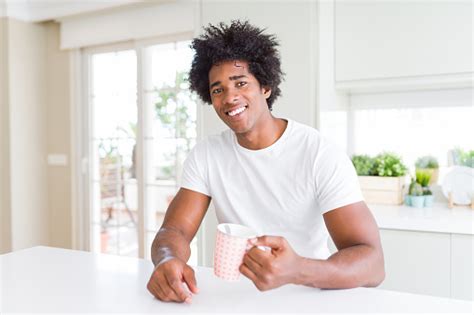 아프리카계 미국인 남자 와 아프리카 계 미국인 남자 와 Afro 머리 마시는 커피 한 잔 과 행복한 얼굴 서서 미소와 함께