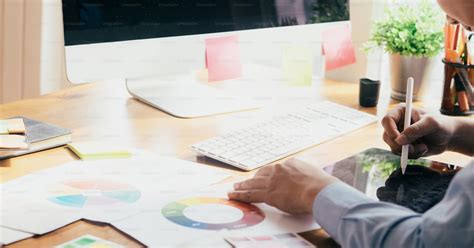 그래픽 디자이너와 사진 작가는 컴퓨터 및 사용 그래픽 태블릿에서 작업합니다 사진 Unsplash의 사진 테마 이미지