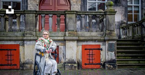 건물 앞에서 스쿠터에 앉아 있는 여성 사진 Unsplash의 무료 휠체어 이미지