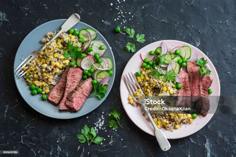 구운된 쇠고기 스테이크와 노아 어두운 배경 평면도에 멕시코 샐러드 옥수수 맛 있는 건강 균형된 식품 개념 무에 대한 스톡 사진 및 기타 이미지 Istock