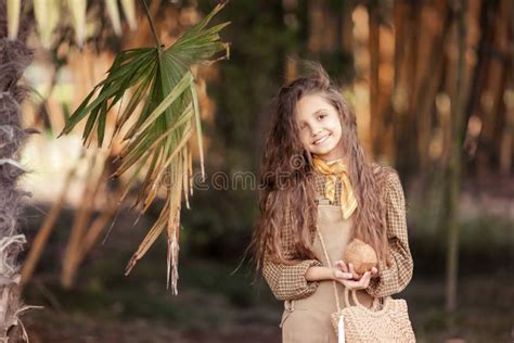 Ragazze Brasiliane Che Bevono Acqua Di Cocco Fotografia Stock