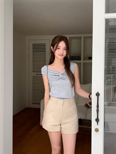 아뜨랑스 Attrangs 디오프 린넨 부클 V넥 반팔 니트 입자마자 헉 이거 진짜 시원하다” 나오는 냉감니트의 정석 ️ 손끝에서부터 느껴지는 부클 조직의