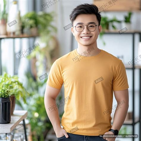 Ai创作图橙色t恤 速干服饰 运动速干t恤 黄色的t恤 健身馆教练 金牌私教专业助教 健身小哥 健身私教 纯色t恤 黄色t恤 健身运动健身教练 防皱t恤 私人教练职业 橙色的衬衫 橙色工作服