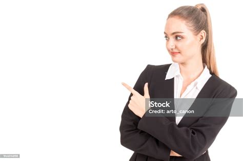 흰색 배경에 고립 된 빈 복사본 공간을 가리키는 아름 다운 여자 가리키기에 대한 스톡 사진 및 기타 이미지 가리키기 광고 귀여운 Istock