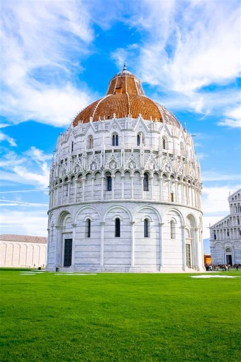 Известный баптистерий церковь в раннем утре Флоренс собора San Giovanni и Santa Maria Del Fiore