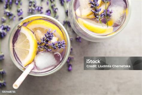 회색 테이블에 라벤더와 신선한 맛있는 레모네이드 플랫 레이 0명에 대한 스톡 사진 및 기타 이미지 0명 각얼음 감귤류 과일 Istock