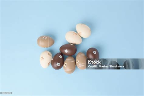 파란색 배경에 간단한 부활절 구성 베이지색과 흰색의 장식 계란 복사 공간 부활절 달걀에 대한 스톡 사진 및 기타 이미지 부활절 달걀 흰색 0명 Istock