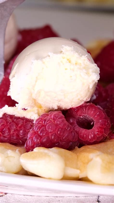 Gofres Con Crema Y Frambuesas De Cerca Lado Ver Belga Gofres Con Crema Y Fresas En Desayuno
