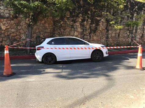 Cratera Se Abre Embaixo De Carro Em BH
