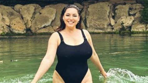 Kelly Brook Shows Off Her Famous Curves In A Swimsuit On Holiday With