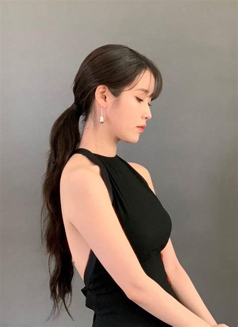 패션엔 아이유 저 뭐입죠 ‘화이트 원숄더 Vs 블랙 홀터넥 만찢녀 여신핏 드레스룩