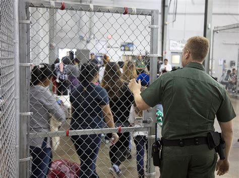 Niños Migrantes Son Separados De Sus Padres Y Resguardados En Jaulas