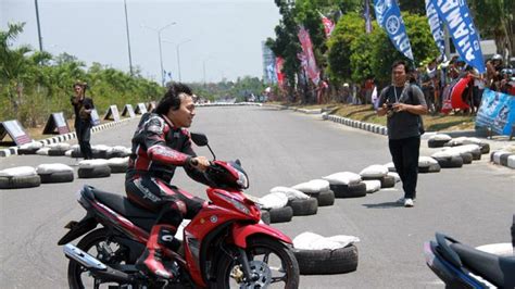 Foto Kelakar Komeng Ke Rossi Ngambil Uang Pensiun Bareng Ya
