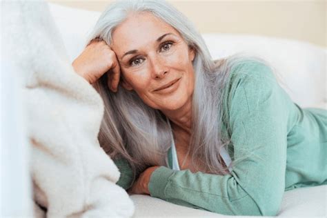 Beautiful Mature Woman Grey Hair 85829 ảnh Hình ảnh Có Sẵn Và ảnh