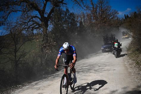 Live Strade Bianche Mathieu Van Der Poel Keert Na Pech Weer Terug In