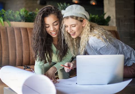 카페 스터디 세션 시간 함께 배우는 두 학생 소녀 사진 Unsplash의 우정 이미지