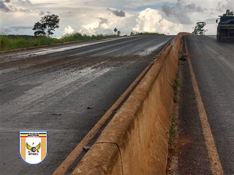 Após aquaplanar caminhão roda na pista e bate contra mureta na BR 352