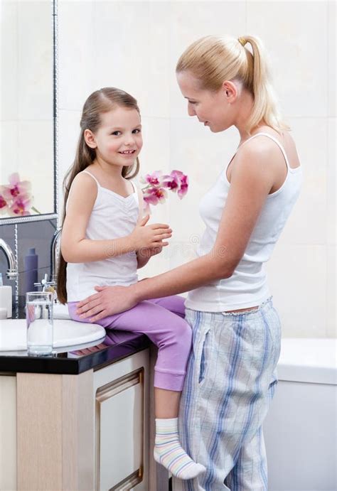 Charla De La Madre Y De La Hija En Cuarto De Baño Imagen De Archivo
