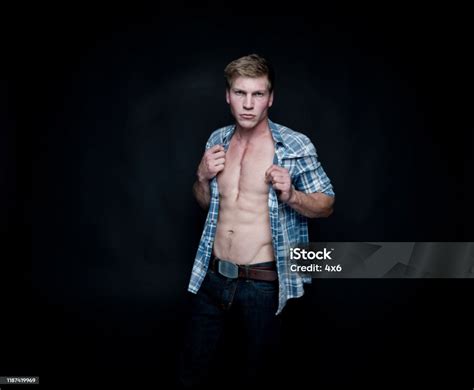 2029세 성인 잘생긴 사람 짧은 머리 백인 남성 젊은 남성의 정면보기 만 한 사람 1 인 허리 옷을 벗고 있는 근육 질의 심볼