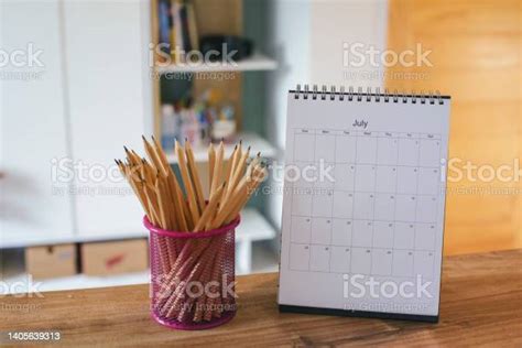 2022 테이블 위의 달력 책상 장소 플래너를위한 데스크톱 캘린더는 나무 사무실 테이블에서 의제 시간표 약속 조직 관리 각 날짜