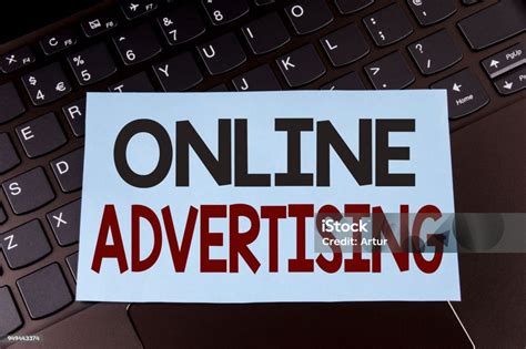 텍스트 기호 온라인 광고 게재입니다 개념 사진 웹사이트 캠페인 광고 전자 마케팅 Seo 도달 스티커 메모 용지에 노트북에 배치 개선에 대한 스톡 사진 및 기타 이미지