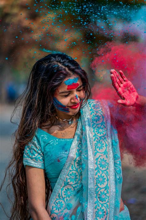 가루 감정 기쁨 긴 머리 남쪽 아시아 다이나믹한 다채로운 문화 문화 축하 문화 행사 미소 짓는 민족 전통의 봄 봄 축제 블루 빨간 사리 색상