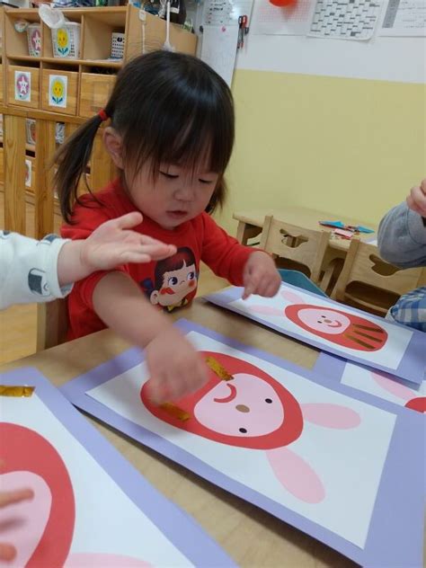 お正月の製作 あんず組1歳児 新川崎 学びの保育園 新川崎 学びの保育園