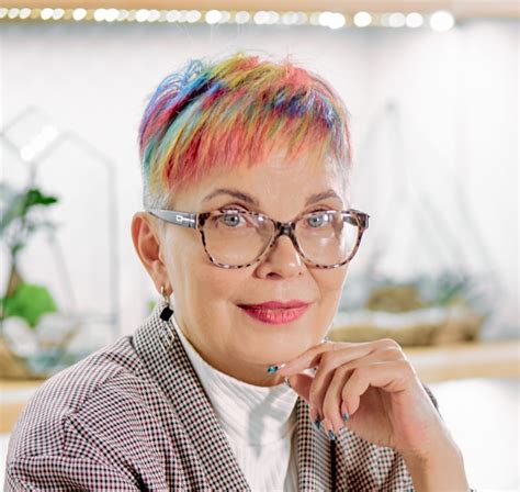 12 Best Pixie Hairstyles For Women With Glasses Hairstylecamp