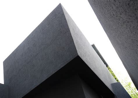 Angular Black Walls Fold Around SRK House By ARTechnic