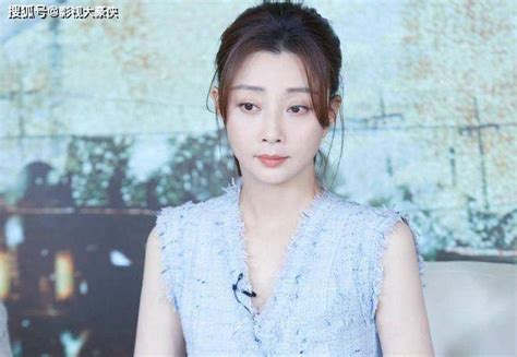 40岁殷桃疑似新恋情曝光！与神秘男子同回小区，小腹隆起孕味浓厚