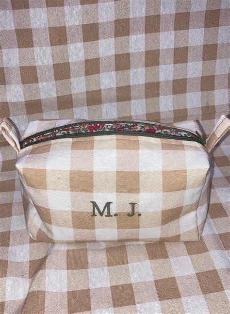 No te pierdas este artículo de mi tienda de etsy Neceser bordado