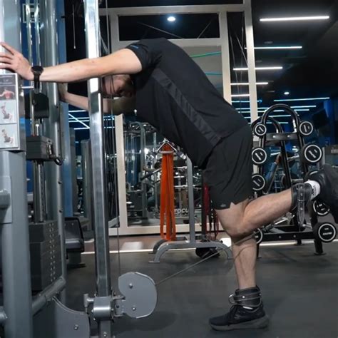 Curl Femoral De Pie En Polea Focus Centro De Entrenamiento
