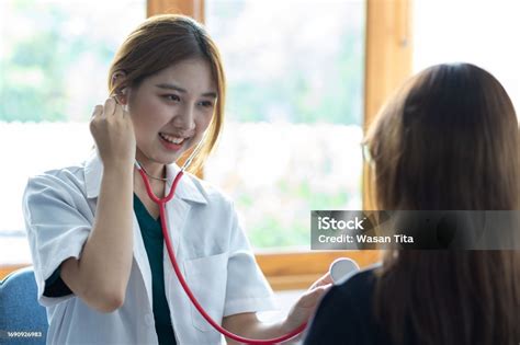 의사는 청진기를 사용하여 여성 환자를 검사하고 병원 검사실에서 진단을 내린다 18 19세에 대한 스톡 사진 및 기타 이미지 18 19세 20 24세 2명 Istock