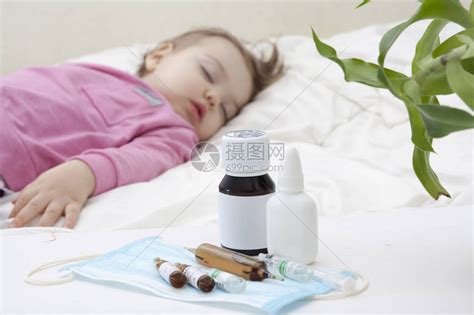 睡眠儿童背景上的药品和安眠药高清图片下载 正版图片504153739 摄图网