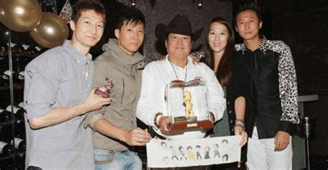 71岁洪金宝近况曝光，身形消瘦靠轮椅度日，和女徒弟结婚32年无人继承衣钵洪天明曹恩玉全家人