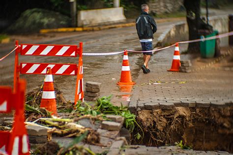 Tempestades Deixam 36 Mortos E Litoral De SP Em Estado De Calamidade