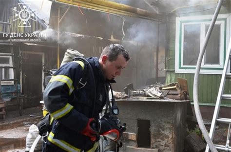 Палаючий будинок у Чернігові гасили 6 відділень пожежників фото відео