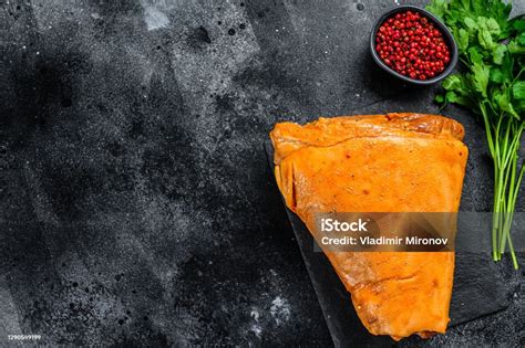 허브와 테이블에 마리네이드 원시 돼지 고기 다리 검은 색 배경 맨 위 보기입니다 복사 공간 고기에 대한 스톡 사진 및 기타