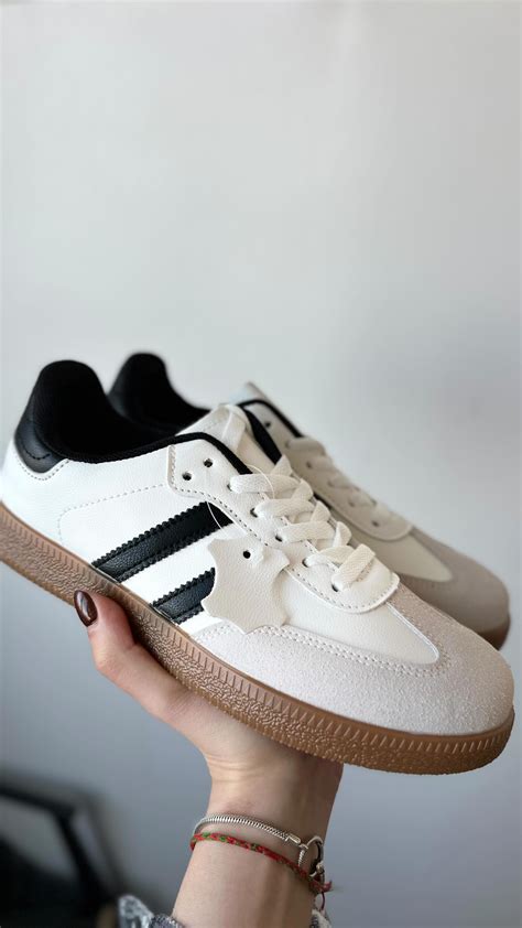 ЖІНОЧЕ ВЗУТТЯ КРОСІВКИ ТУФЛІ БОТФОРТИ ЧОБОТИ ЧЕРЕВИКИ Ціна 1950 грн Босоніжки з