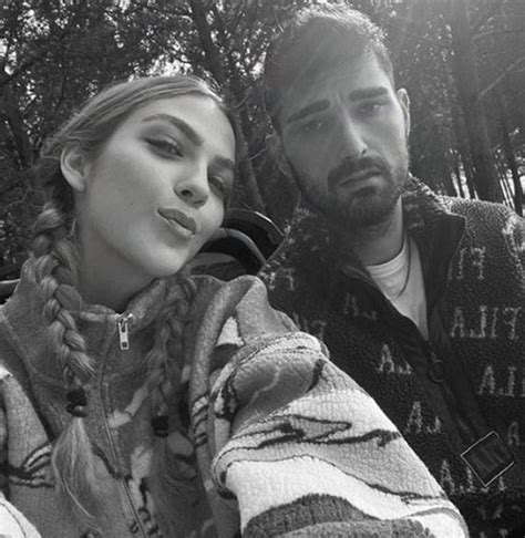 İkiz Bebeklerine Hamile Olan Yasemin Şefkatliden Karnı Burnunda Poz