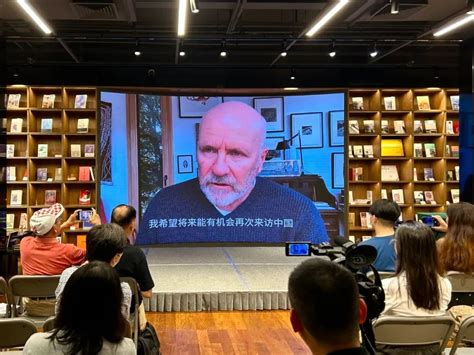 从西域高原到西班牙街巷书的故事无边无际 漫游上海书展24小时 澎湃号湃客 澎湃新闻 The Paper