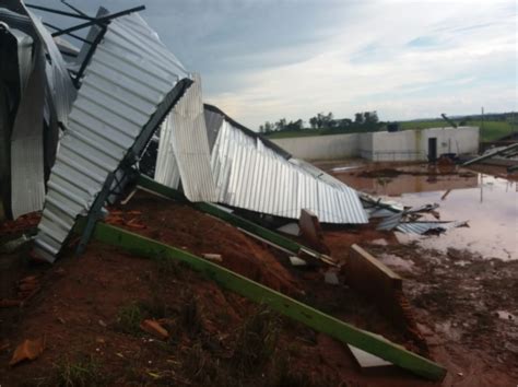 Tempo Chuva de granizo e ventos causam estragos na região do Alto