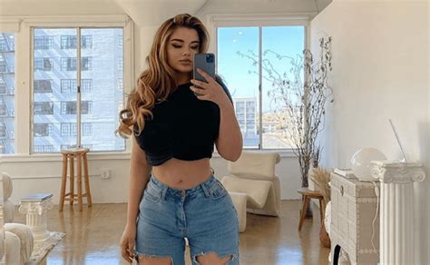 Anastasiya Kvitko Posa Con Medias De Red Y Top Pequeñito