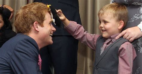 Príncipe Harry faz 1ª aparição pública desde fotos em que aparece nu em