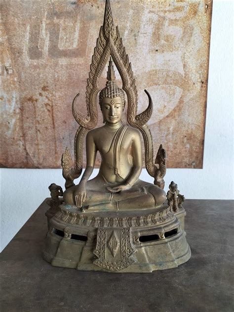 พระพุทธชินราชทุกรุ่น พระบูชา พระพุทธชินราช มีตราอกเลาที่ฐานผ้าทิพย์ด้านหน้า และตราสัญลักษณ์พาน