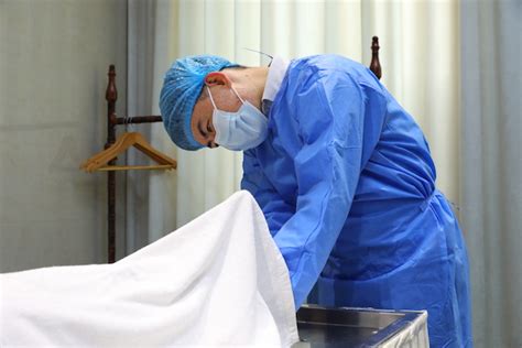 95后入殓师每年处理400具遗体：不参加婚礼，从不主动握手 Cbndata