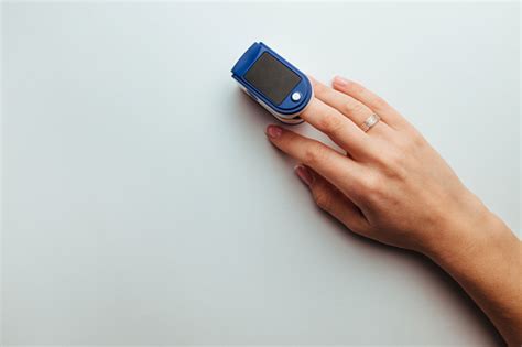 코로나바이러스 및 폐렴 장치 심박수 모니터의 진단은 팔에 있는 폐의 수온을 측정합니다 감지기에 대한 스톡 사진 및 기타 이미지