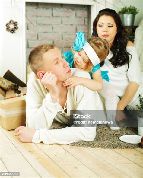 Putri Kecil Mencium Dan Memeluk Ayah Foto Stok Unduh Gambar Sekarang