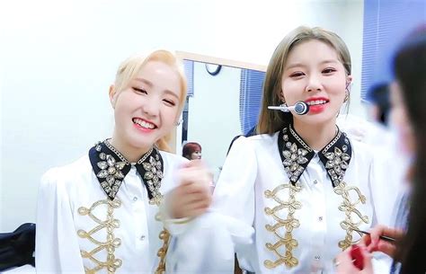 Pin By Won On Izone Gifs Fashion Pearl Necklace Necklace